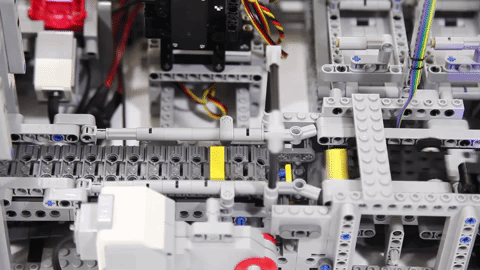 Esta cadena de montaje Lego que ensambla coches es lo más hipnótico que ...