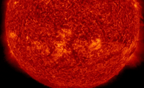 El Sol dispara una llamarada con forma de 'S' hacia la Tierra
