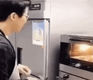 Coming out warm from the oven - VideosGifs.Net